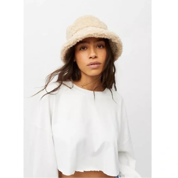Urban Outfitters Accessories Nwt Beige Lilee Faux Fur Bucket Hat